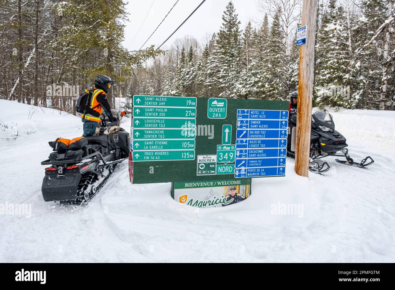 Canada snowmobile road sign hi-res stock photography and images - Alamy