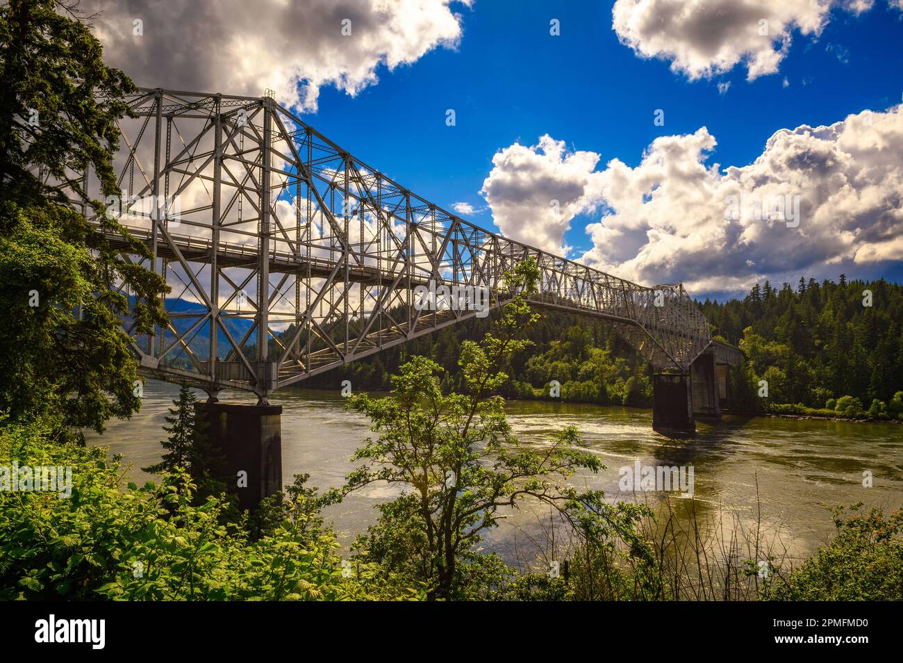 Bridge of the Gods over the Columbia River in Cascade Locks, Oregon ...