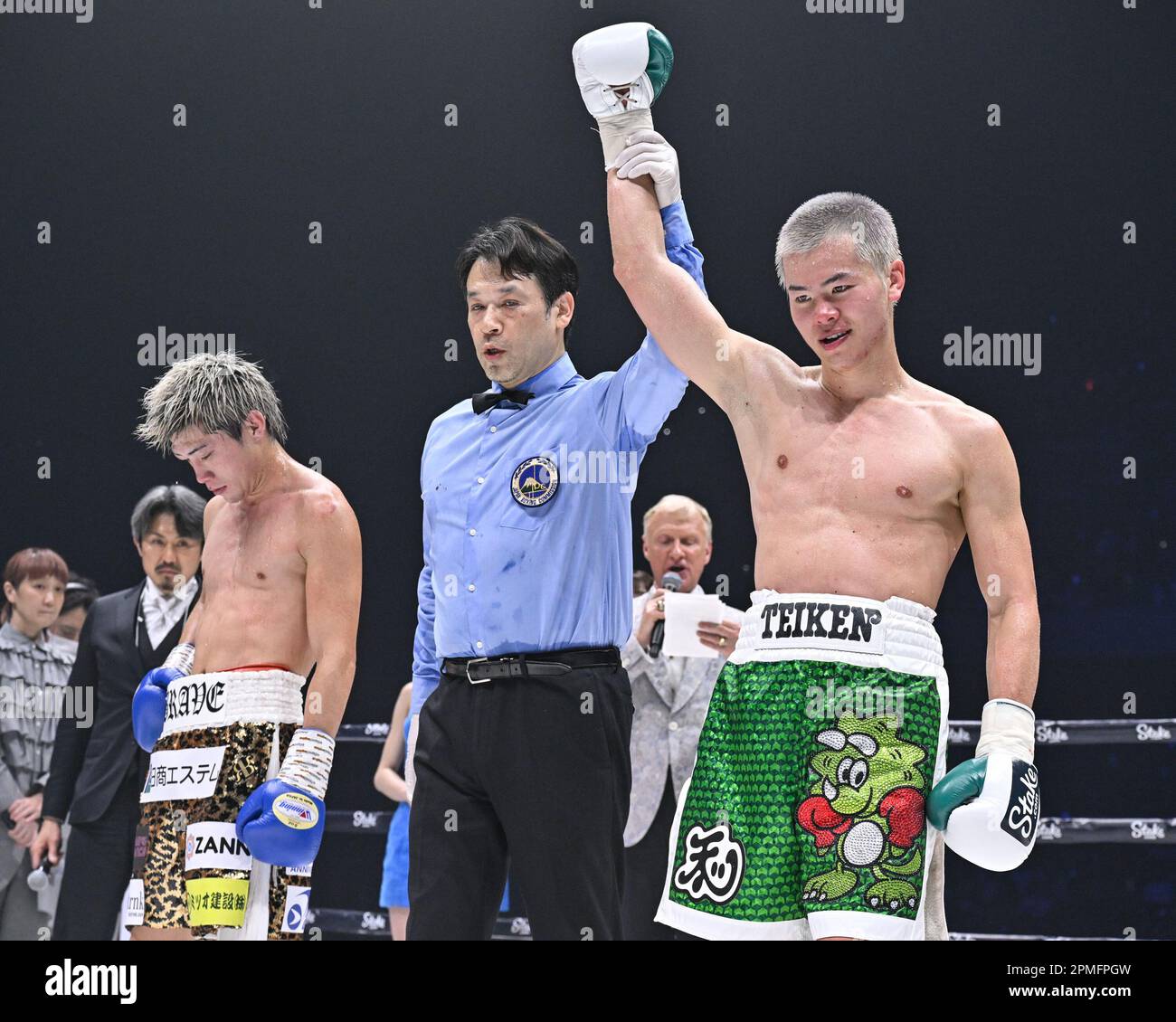 Tenshin Nasukawa (R) won Yuki Yonaha after their super-bantamweight ...