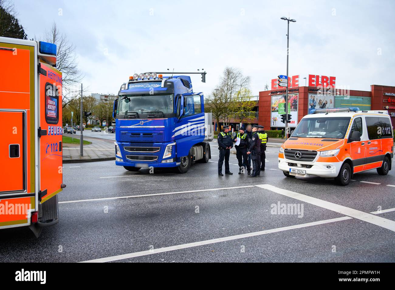 Hamburg, Germany. 13th Apr, 2023. Police officers and emergency ...