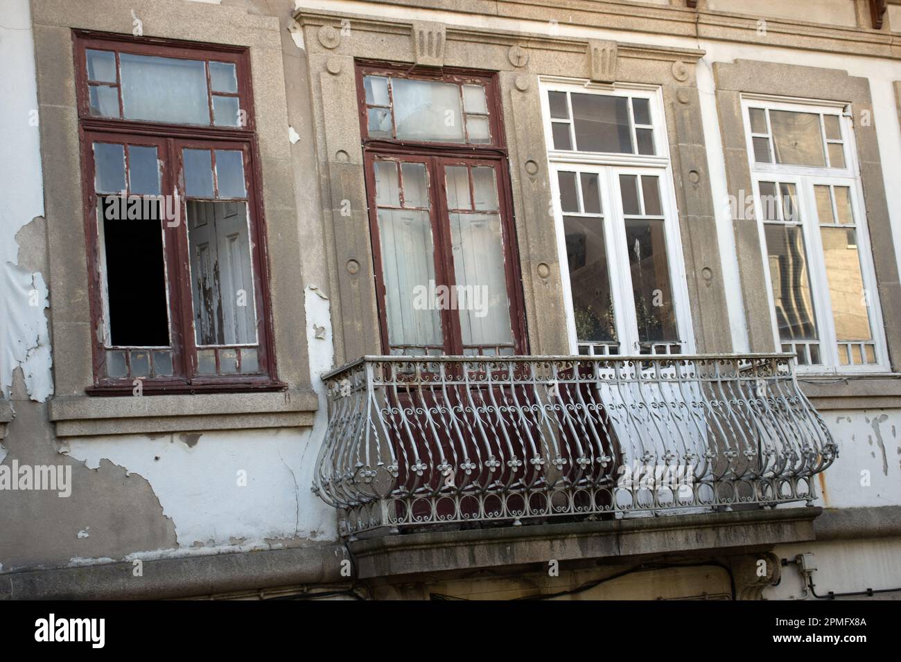 PORTO, PORTUGAL - OCTOBER 30, 2022 traditional building in the city ...