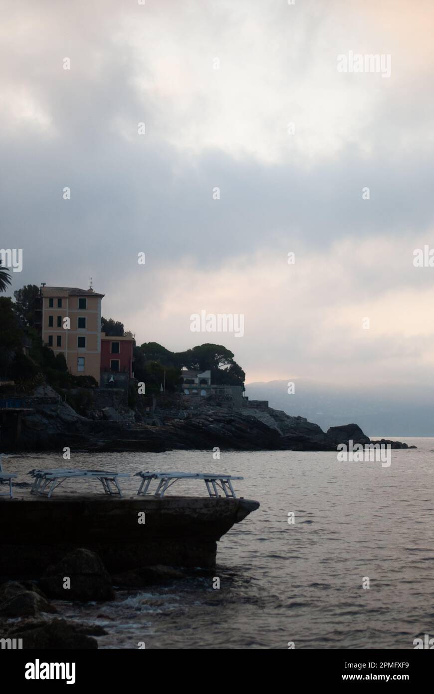 Buildings near sea hi-res stock photography and images - Alamy