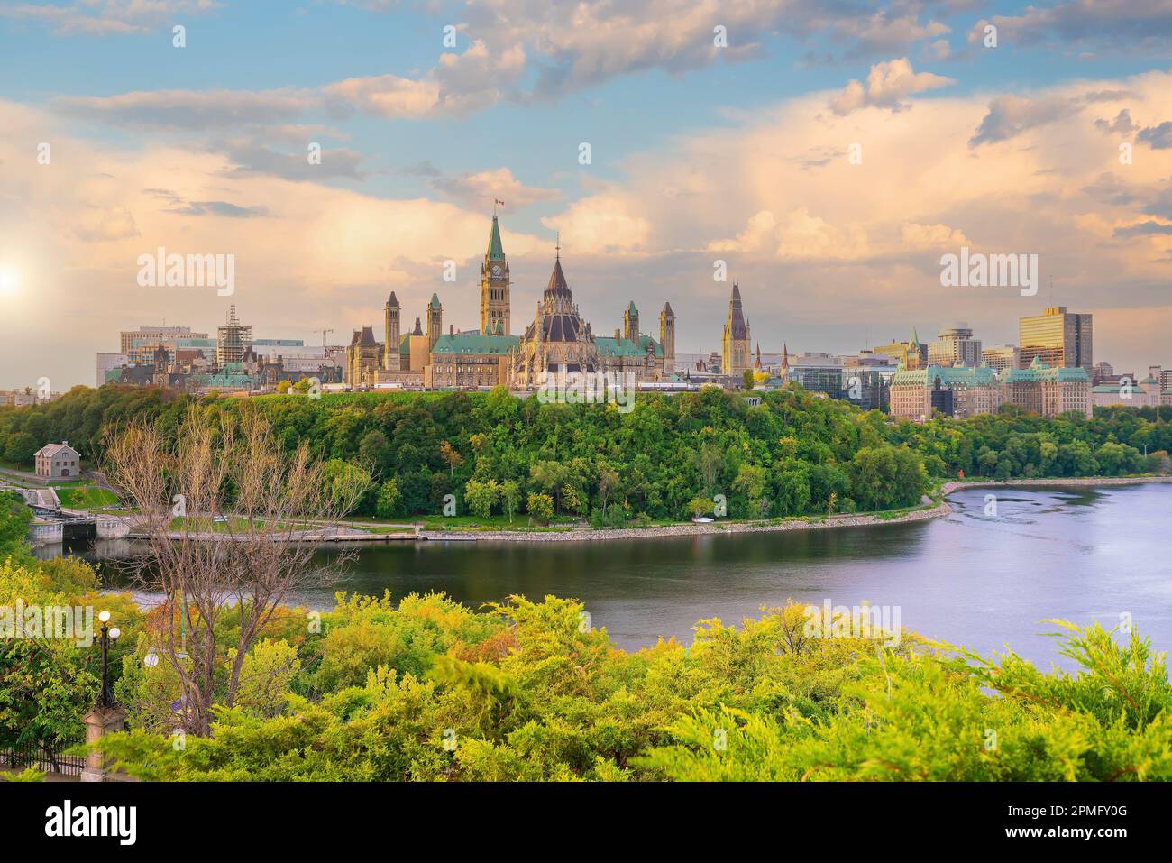 Parliament hill in downtown Ottawa. Cityscape skyline of canada Stock ...