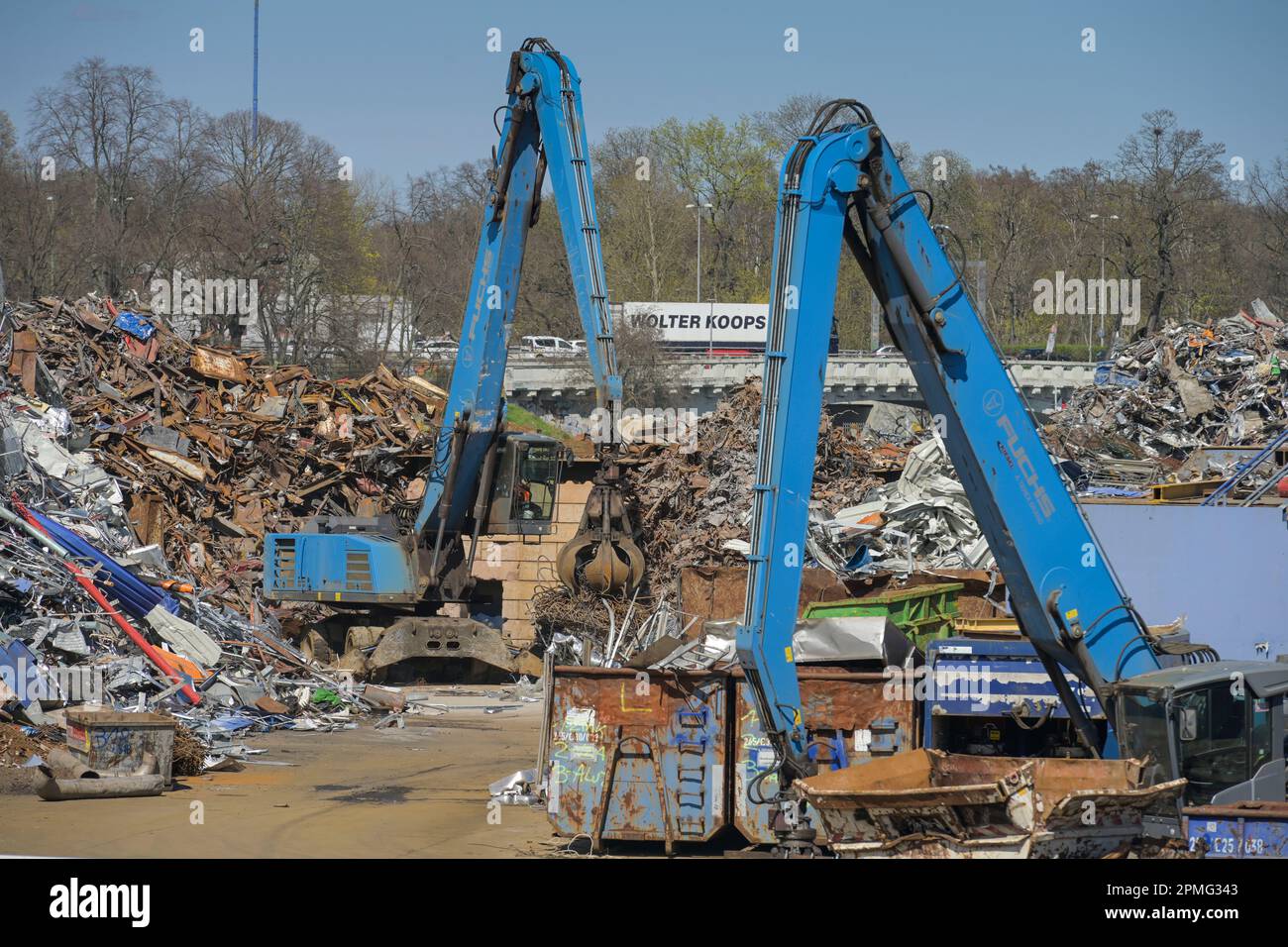 Bagger Metallschrott, Westhafen, Moabit, Mitte, Berlin, Deutschland ... Bagger Metallschrott, Westhafen, Moabit, Mitte, Berlin, Deutschland ...