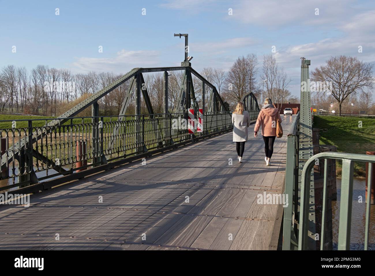Turning bridge between Klevendeich and Neuendeich, people, Klevendeich ...
