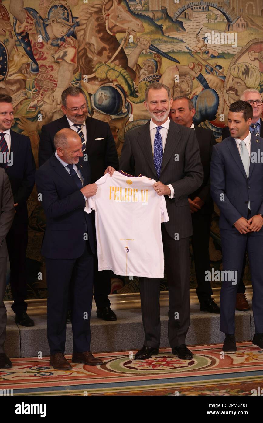 King Felipe VI (4r) poses in audience with a representation of Real ...