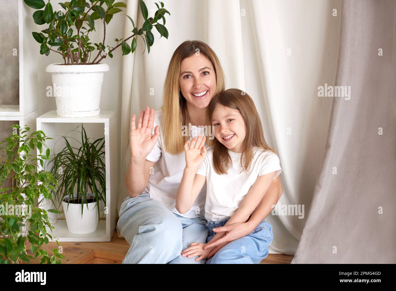Child wave goodbye hi-res stock photography and images - Alamy