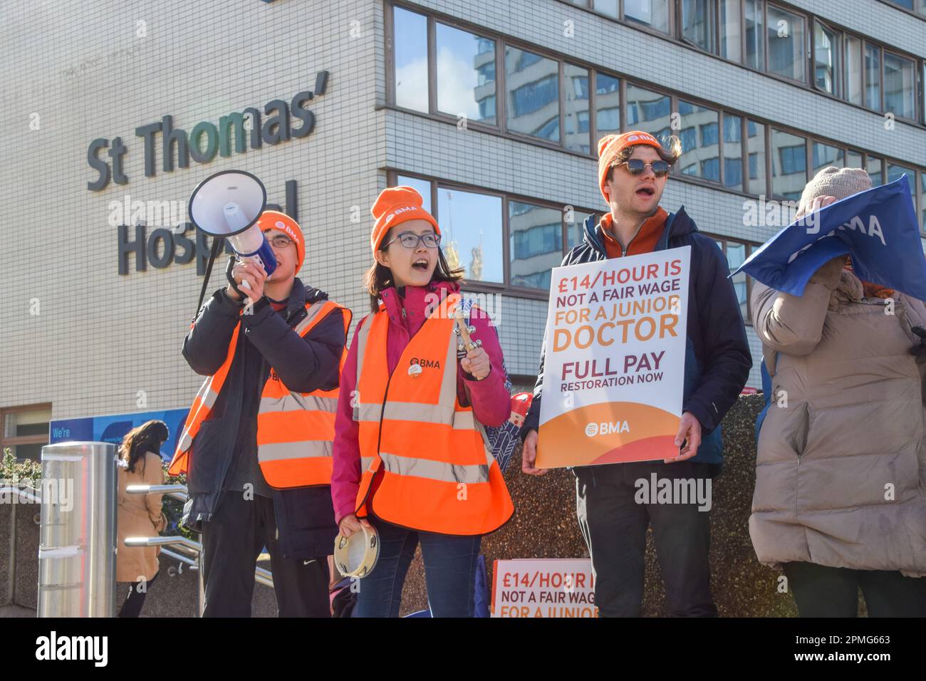 London, England, UK. 13th Apr, 2023. Junior doctors chant at the picket ...