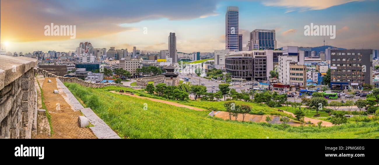 Downtown Seoul city skyline at Dongdaemun Gate, cityscape of South ...