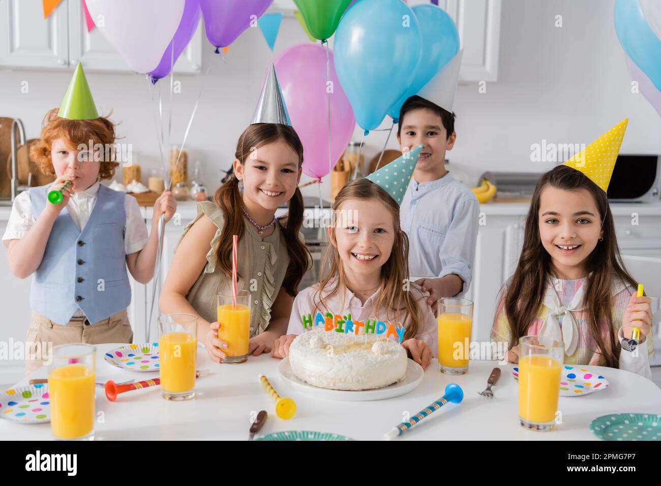 Happy kids celebrating hi-res stock photography and images - Alamy