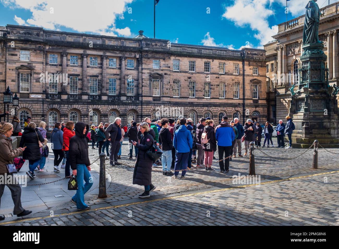 Tourists in Edinburgh's High Street – part of the Royal Mile Stock ...