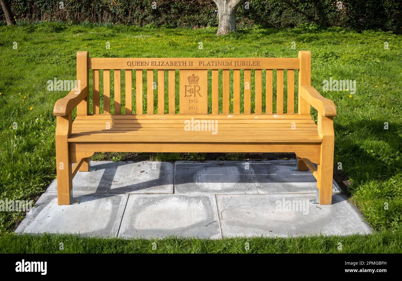 Queen platinum jubilee bench hi-res stock photography and images - Alamy