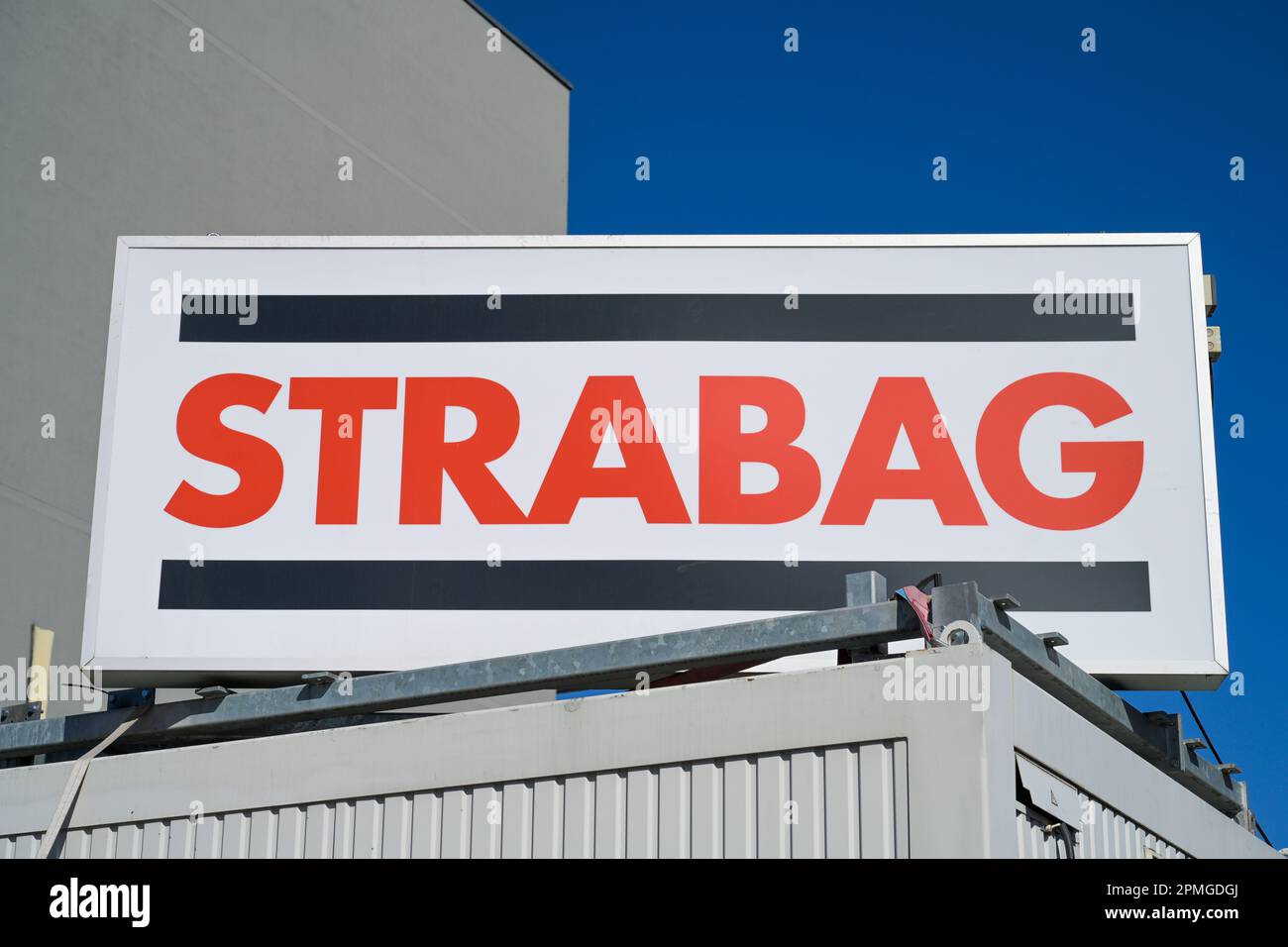 Logo STRABAG, Turmstraße, Moabit, Mitte, Berlin, Deutschland *** Local ...