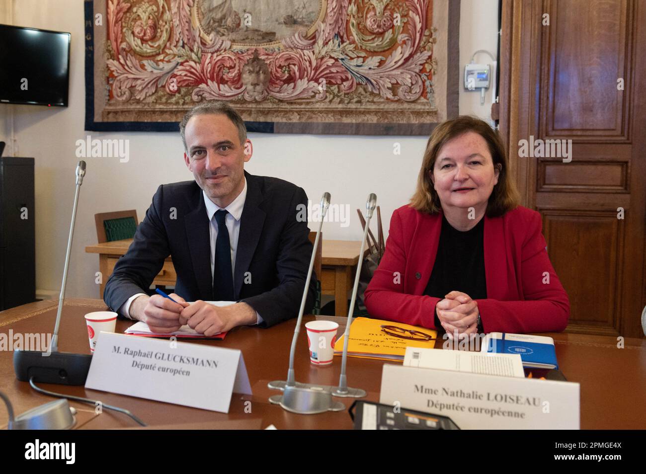 Social influence processes hi-res stock photography and images - Alamy