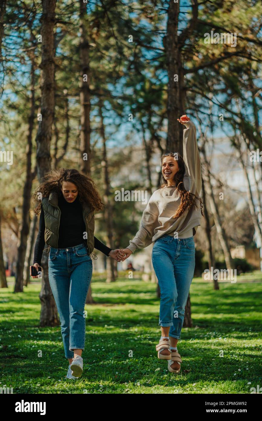 Smiley girls walking hi-res stock photography and images - Alamy