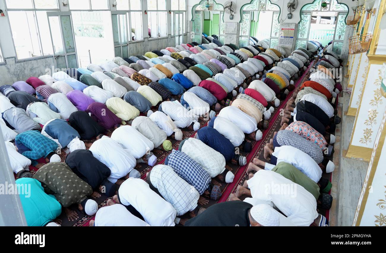 Indian muslim devotees offer 'Zuhr' (afternoon) namaz on the first ...