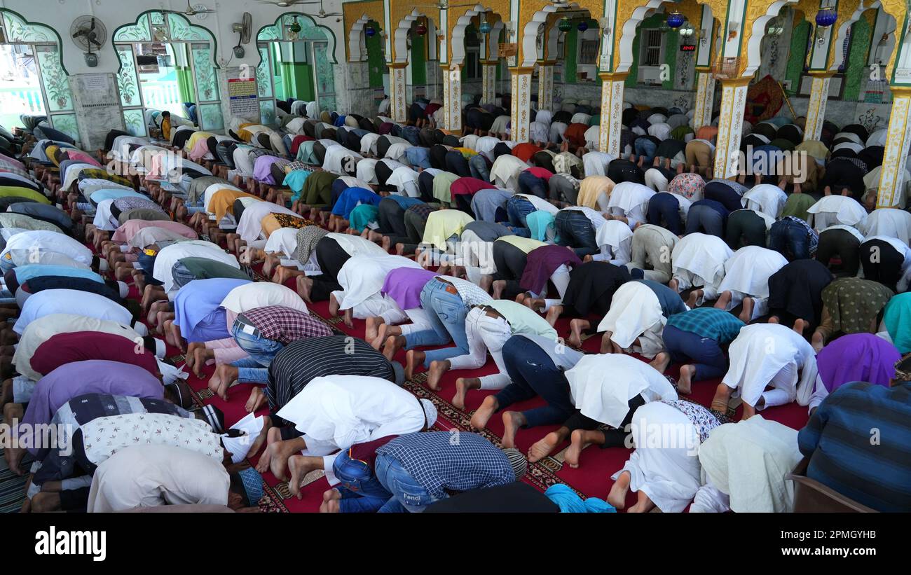 Indian muslim devotees offer 'Zuhr' (afternoon) namaz on the first ...