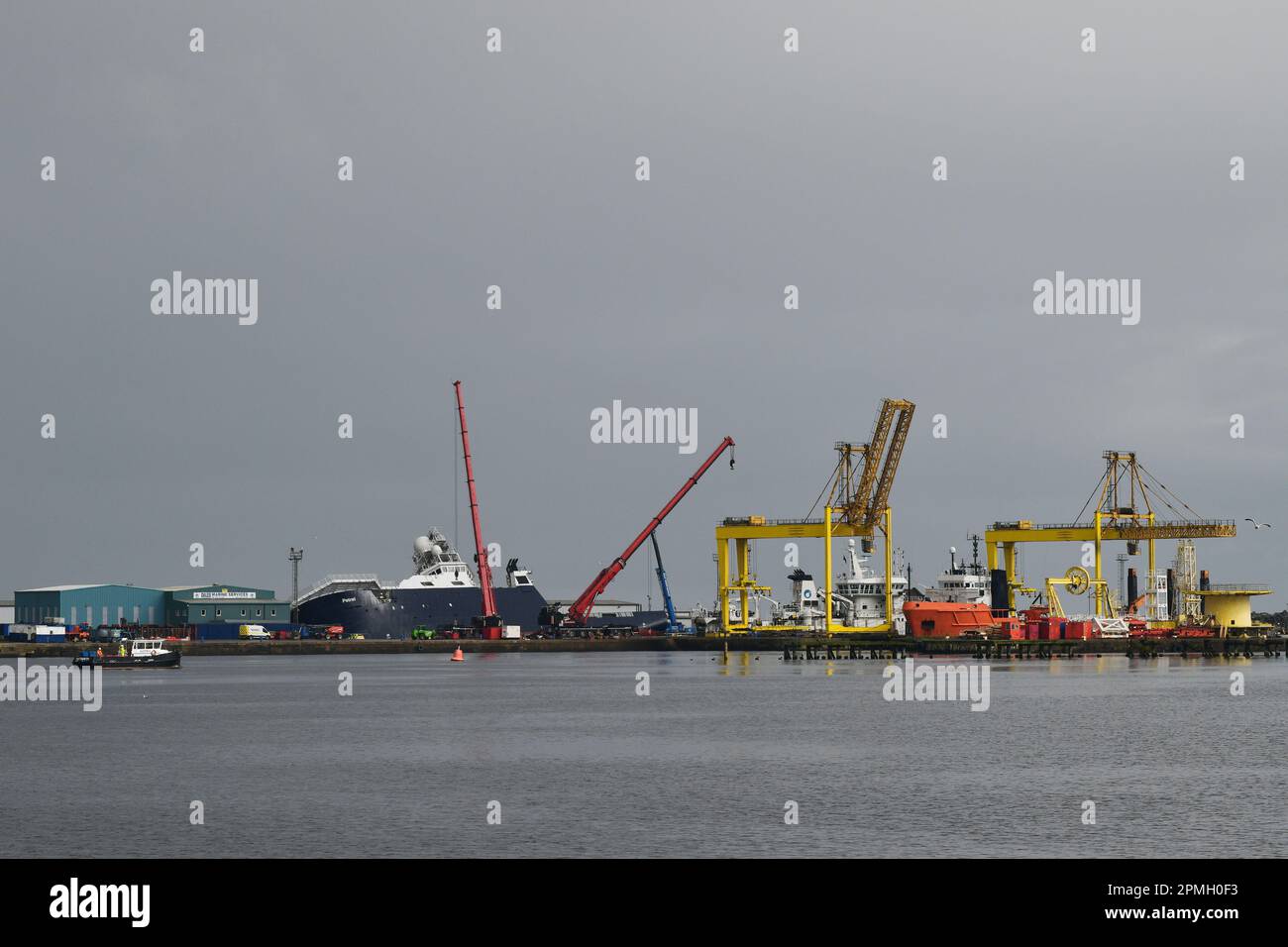 Edinburgh Scotland, UK 13 April 2023. Large red cranes positioned at ...