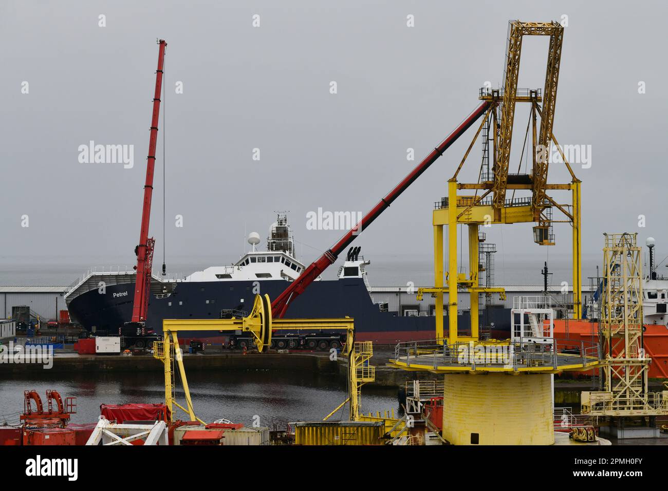 Edinburgh Scotland, UK 13 April 2023. Large red cranes positioned at ...