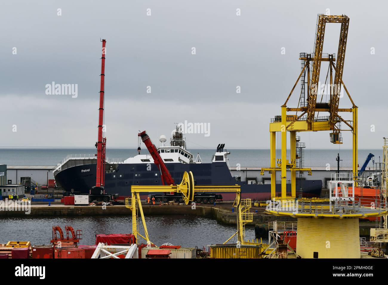 Edinburgh Scotland, UK 13 April 2023. Large red cranes positioned at ...