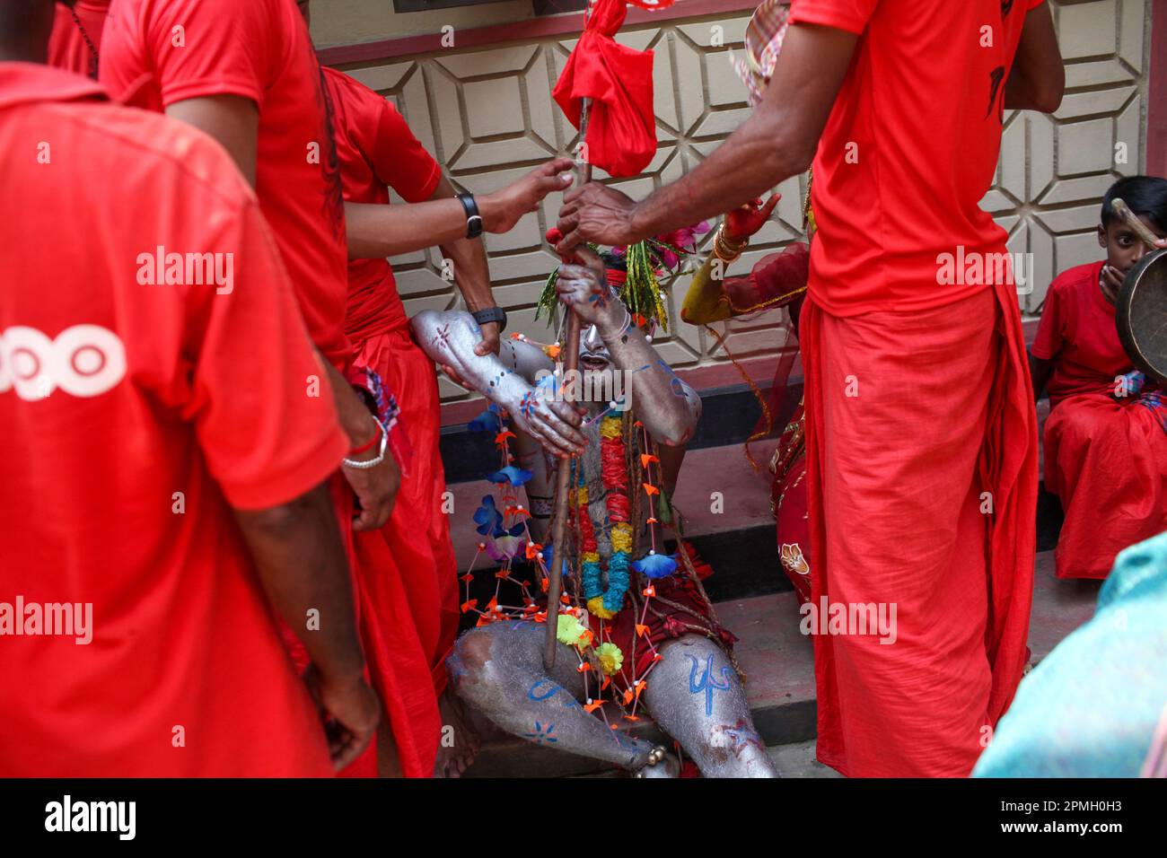 Dhaka, Dhaka, Bangladesh. 13th Apr, 2023. Hindu devotees seen with body ...