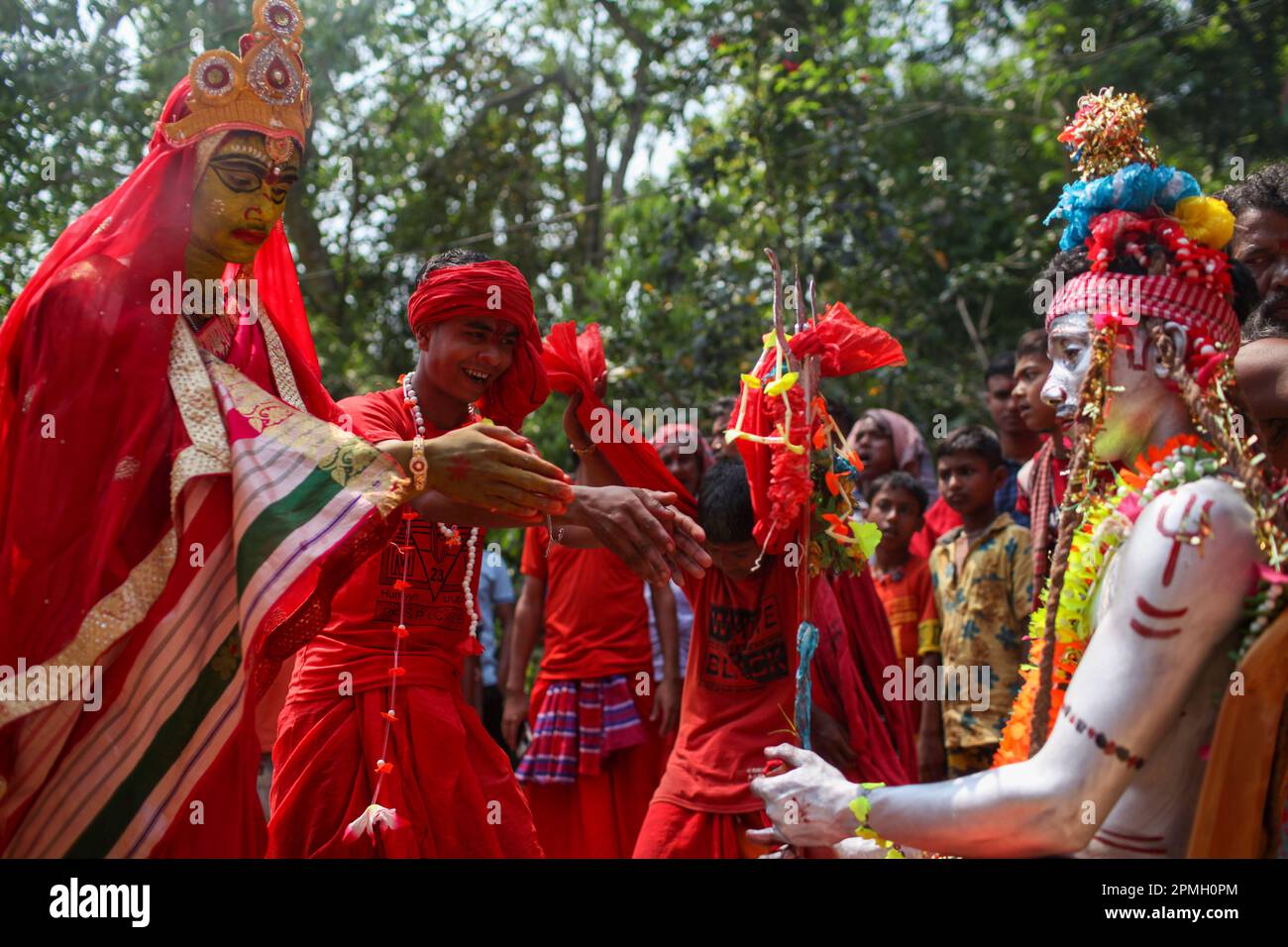 Dhaka, Dhaka, Bangladesh. 13th Apr, 2023. Hindu devotees seen with body ...