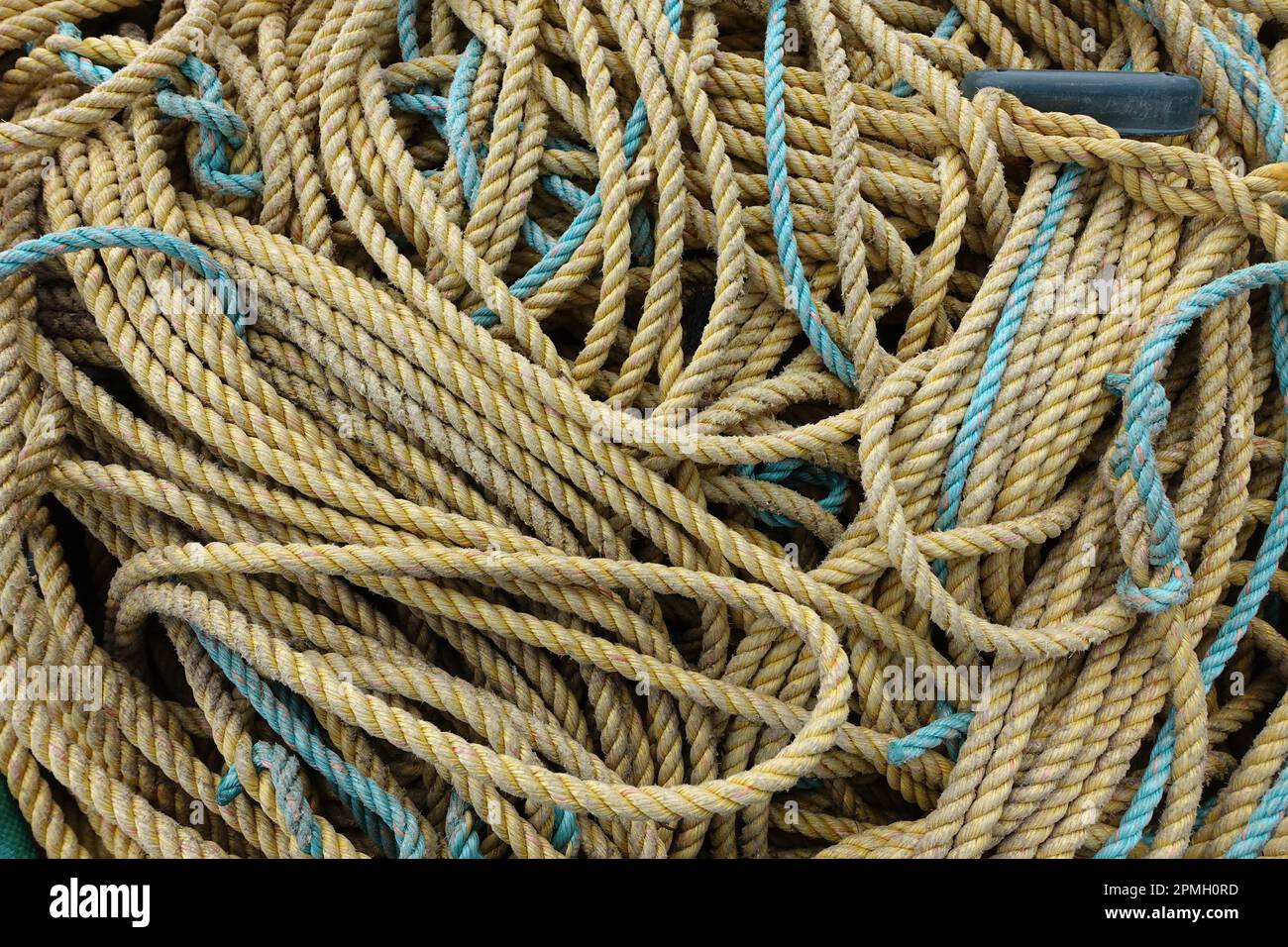 Rope in a harbour Stock Photo - Alamy