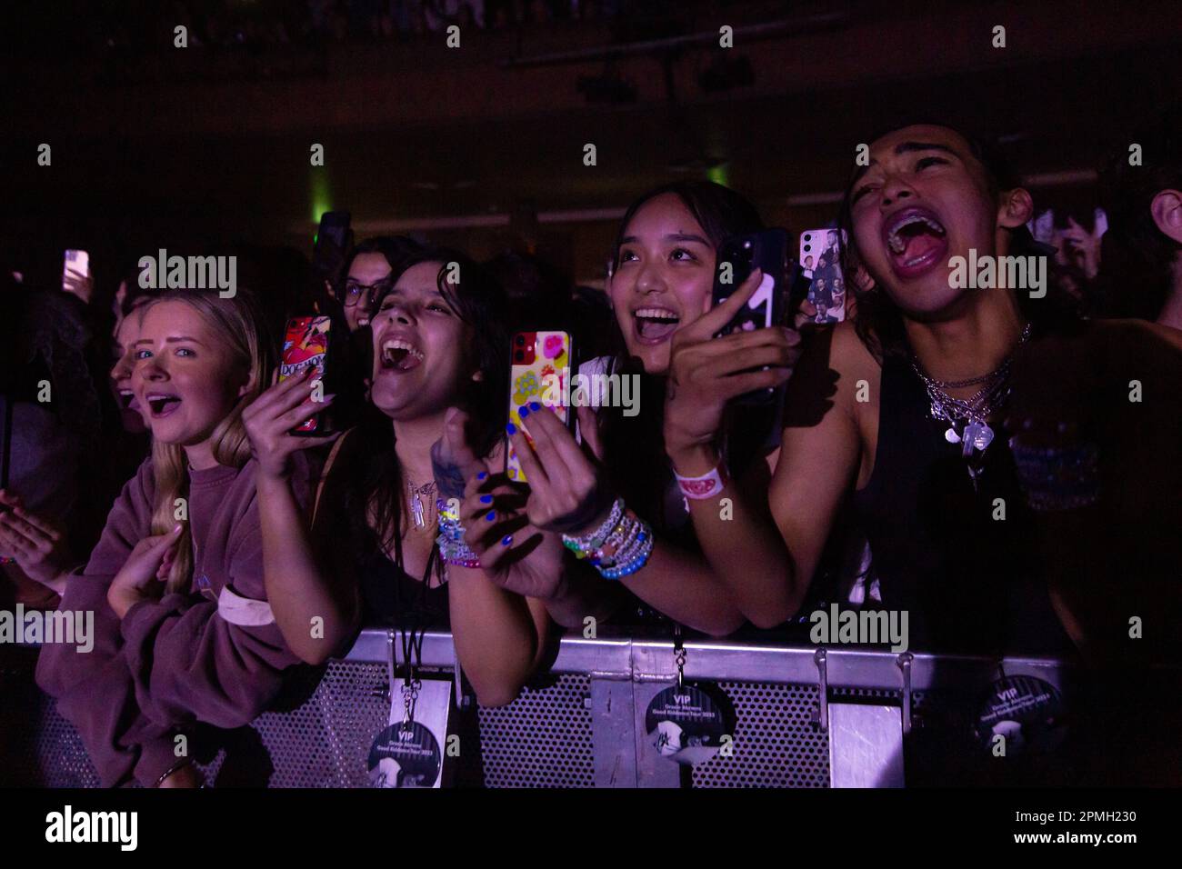 Concert goers silhouette hi-res stock photography and images - Alamy