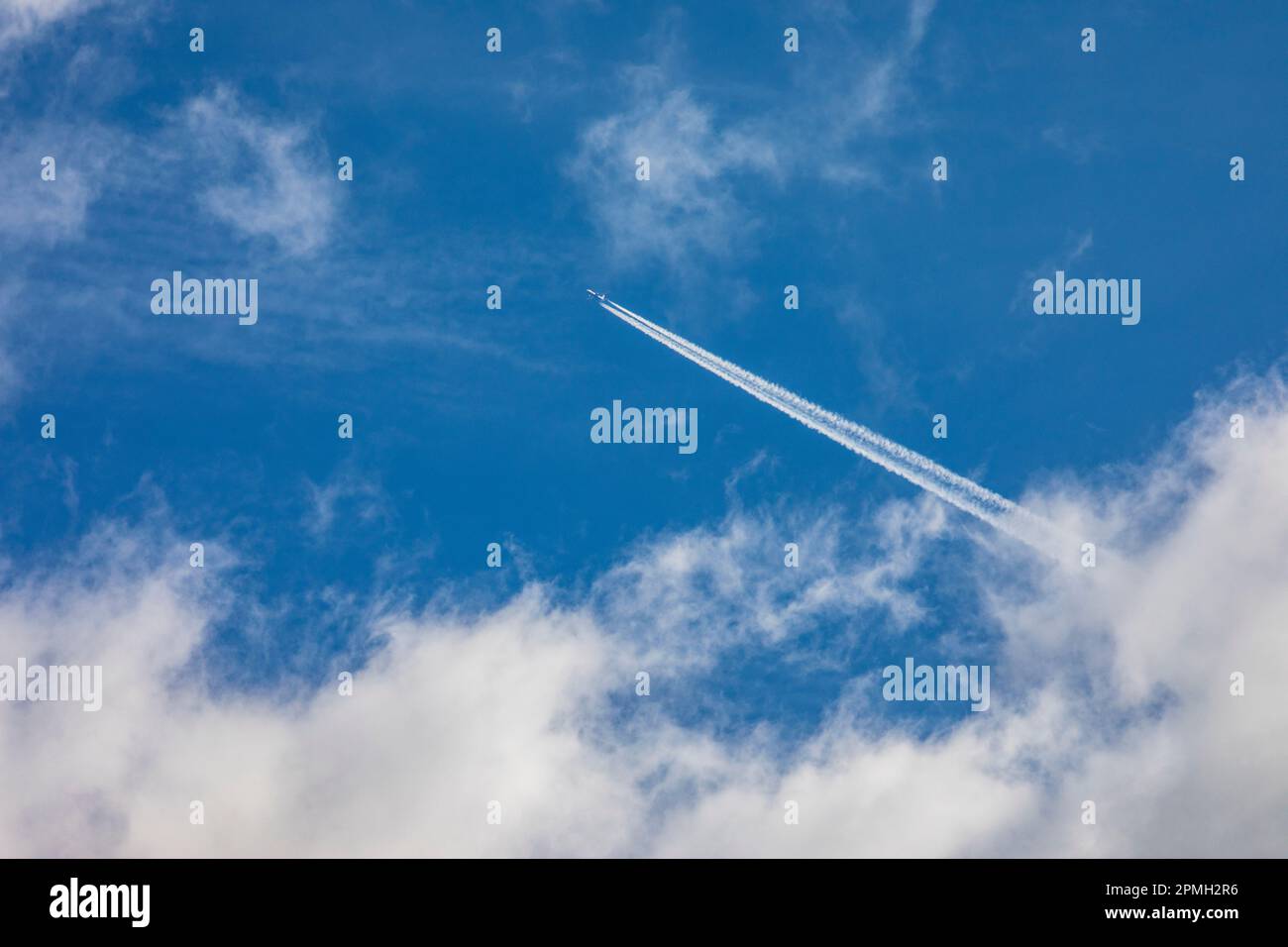 Contrail hi-res stock photography and images - Alamy