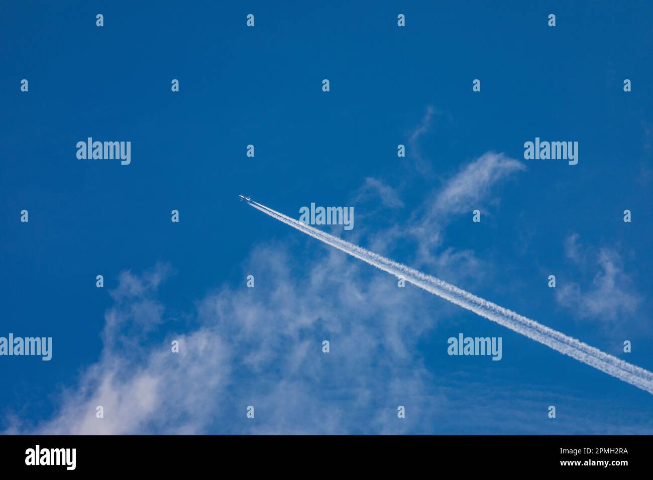 Contrail hi-res stock photography and images - Alamy