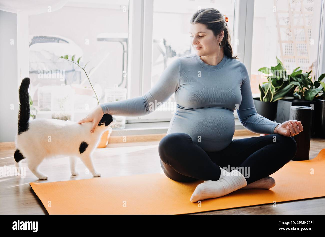 Stretching for Pregnant Women, Pregnancy Stretches to Relieve Back and ...