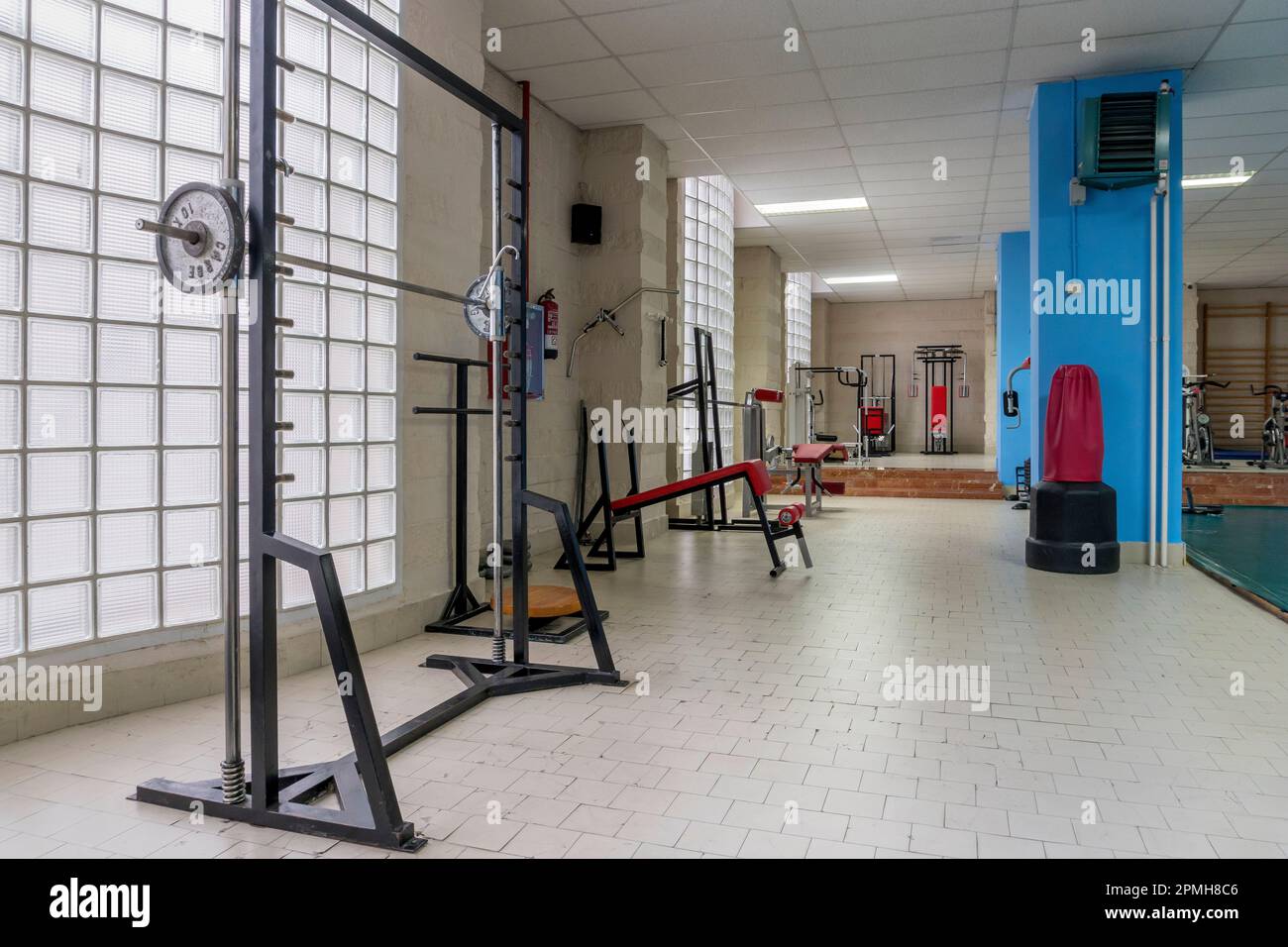 Empty old gym with worn out machines Stock Photo - Alamy