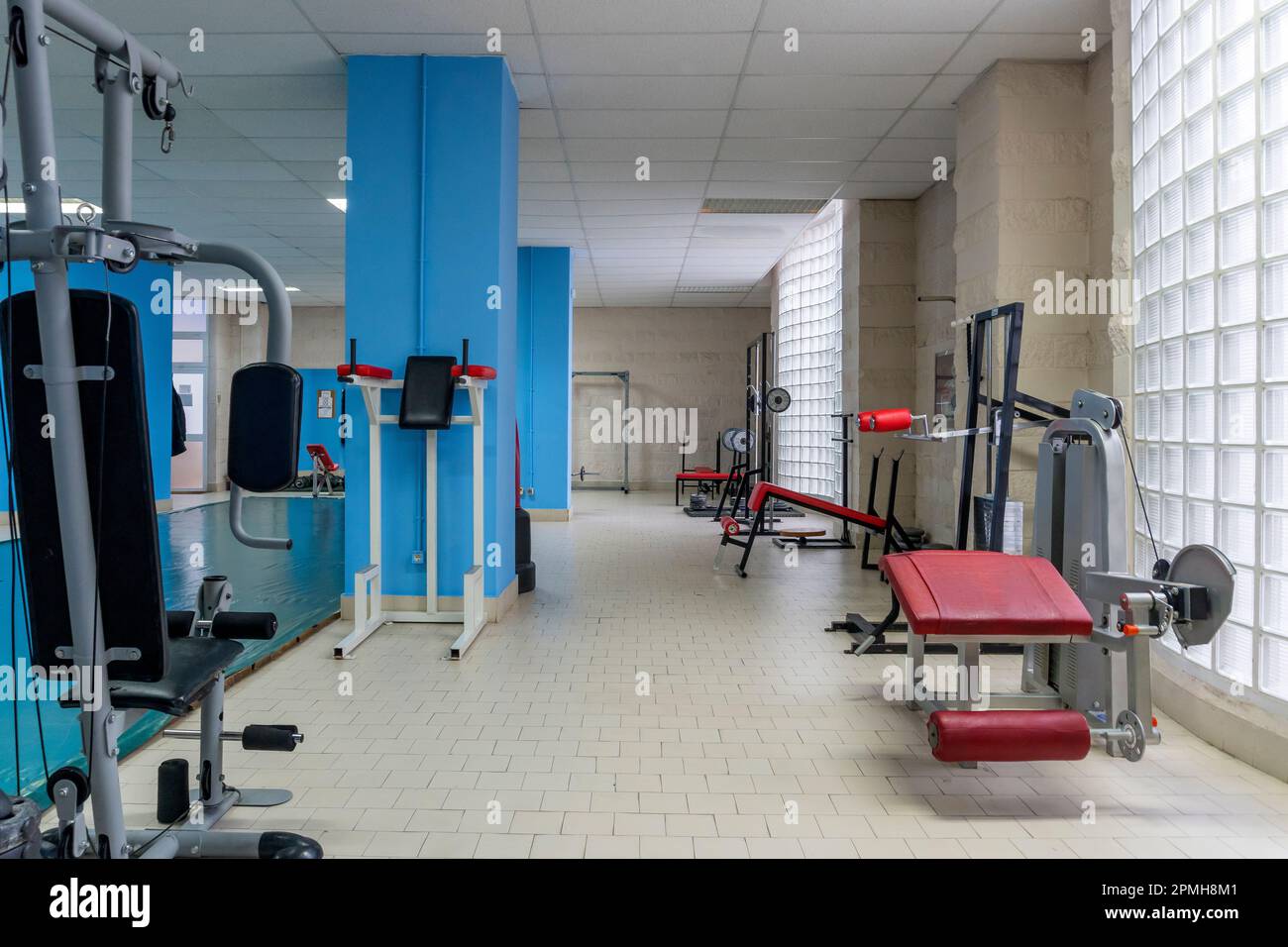 Empty old gym with worn out machines Stock Photo - Alamy