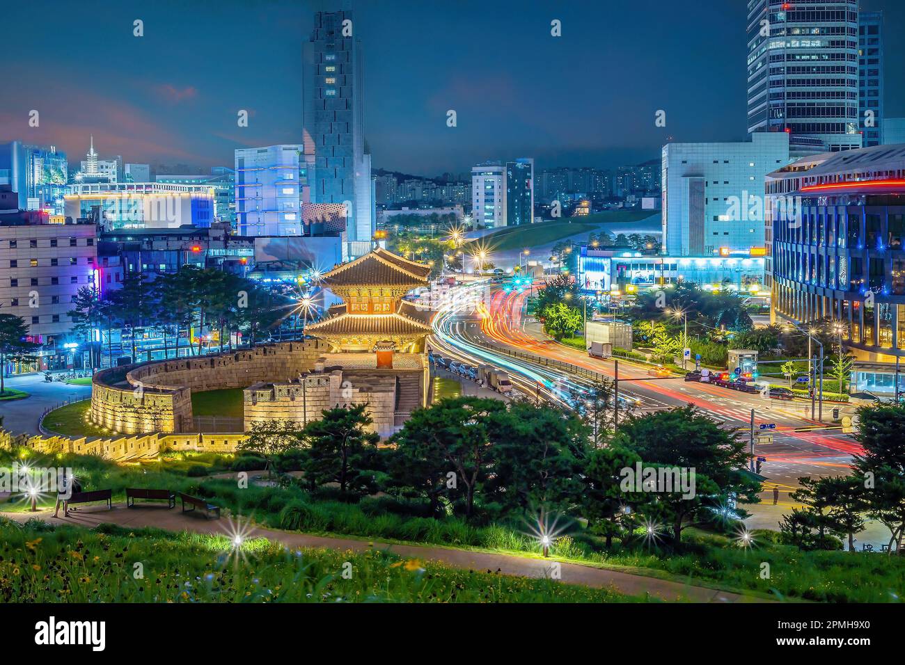 Downtown Seoul city skyline at Dongdaemun Gate, cityscape of South ...