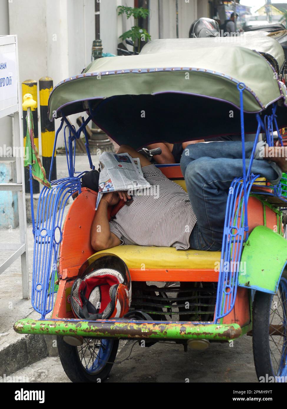 candid portrait of a rickshaw driver sleeping with a newspaper covering his face Stock Photo - Alamy