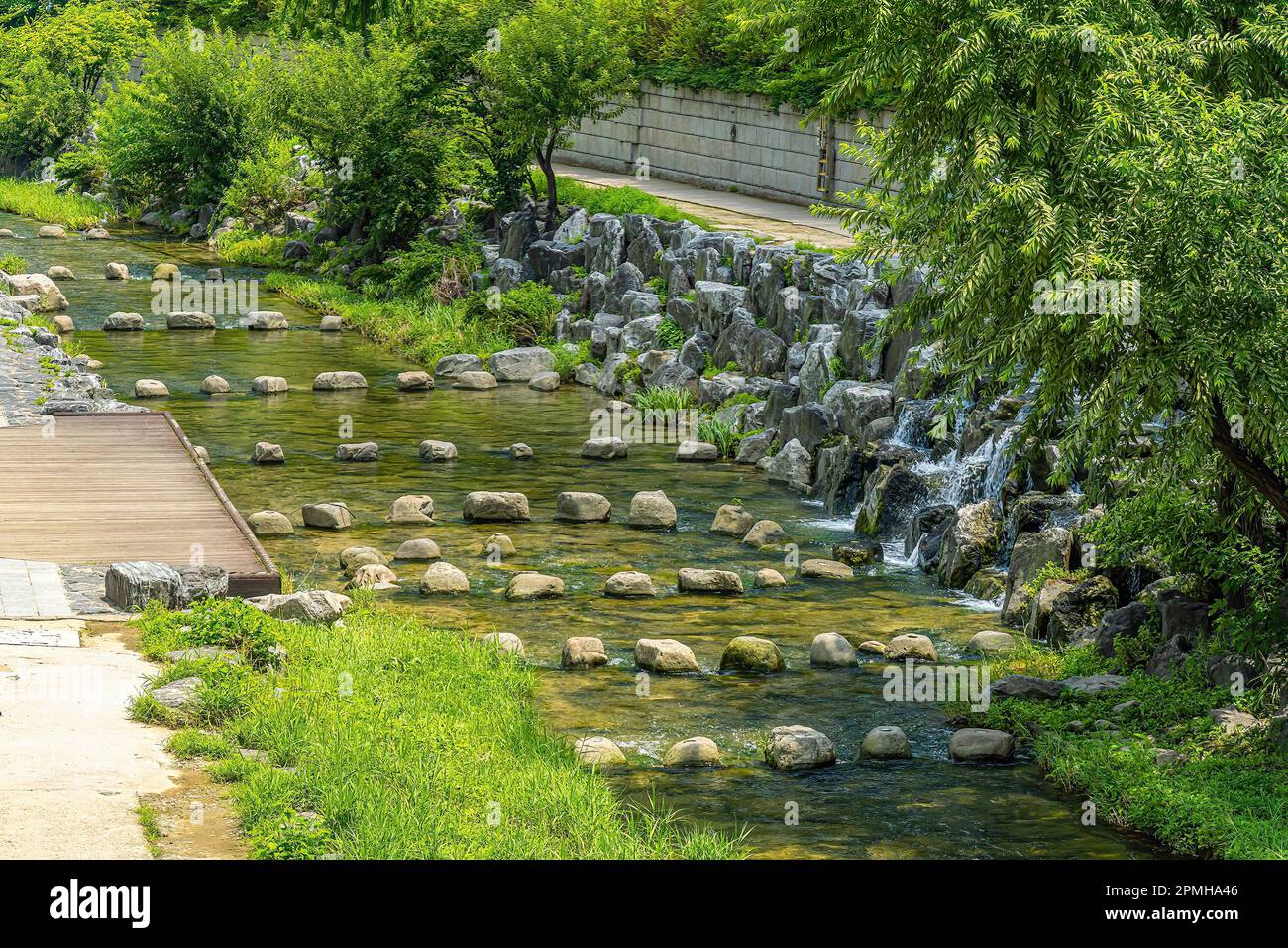 Cheonggyecheon, a modern public recreation space in downtown Seoul ...