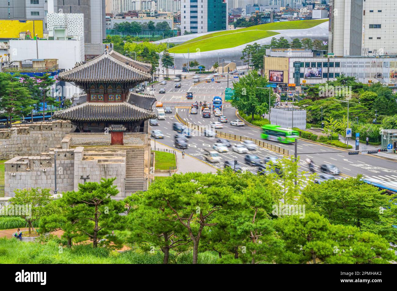 Downtown Seoul city skyline at Dongdaemun Gate, cityscape of South ...