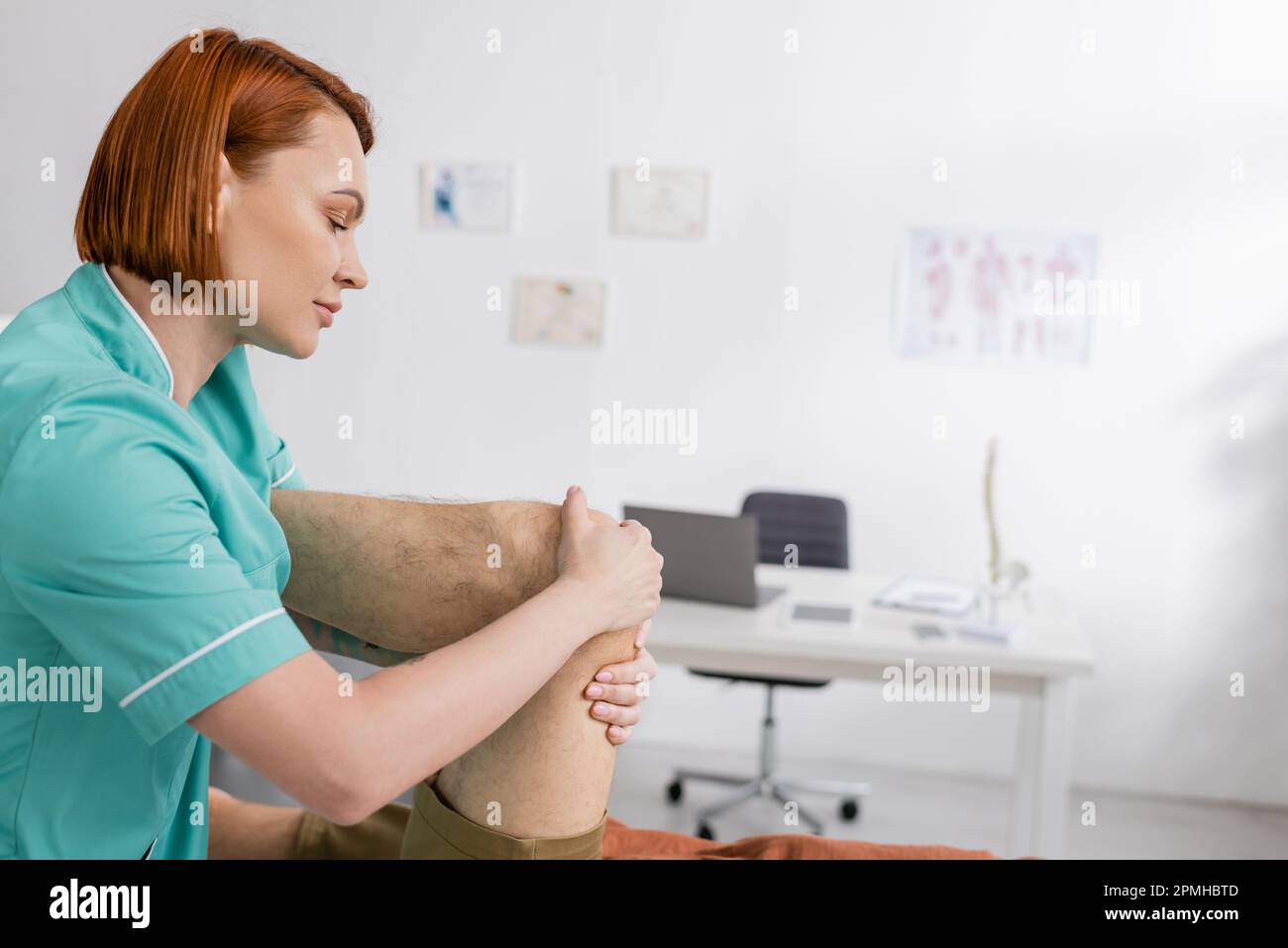 Doctor consulting patient knee hi-res stock photography and images - Alamy