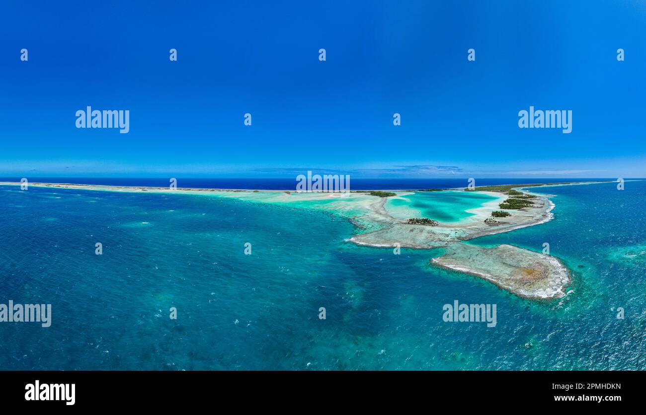 Panorama of the Blue Lagoon, Rangiroa atoll, Tuamotus, French Polynesia ...
