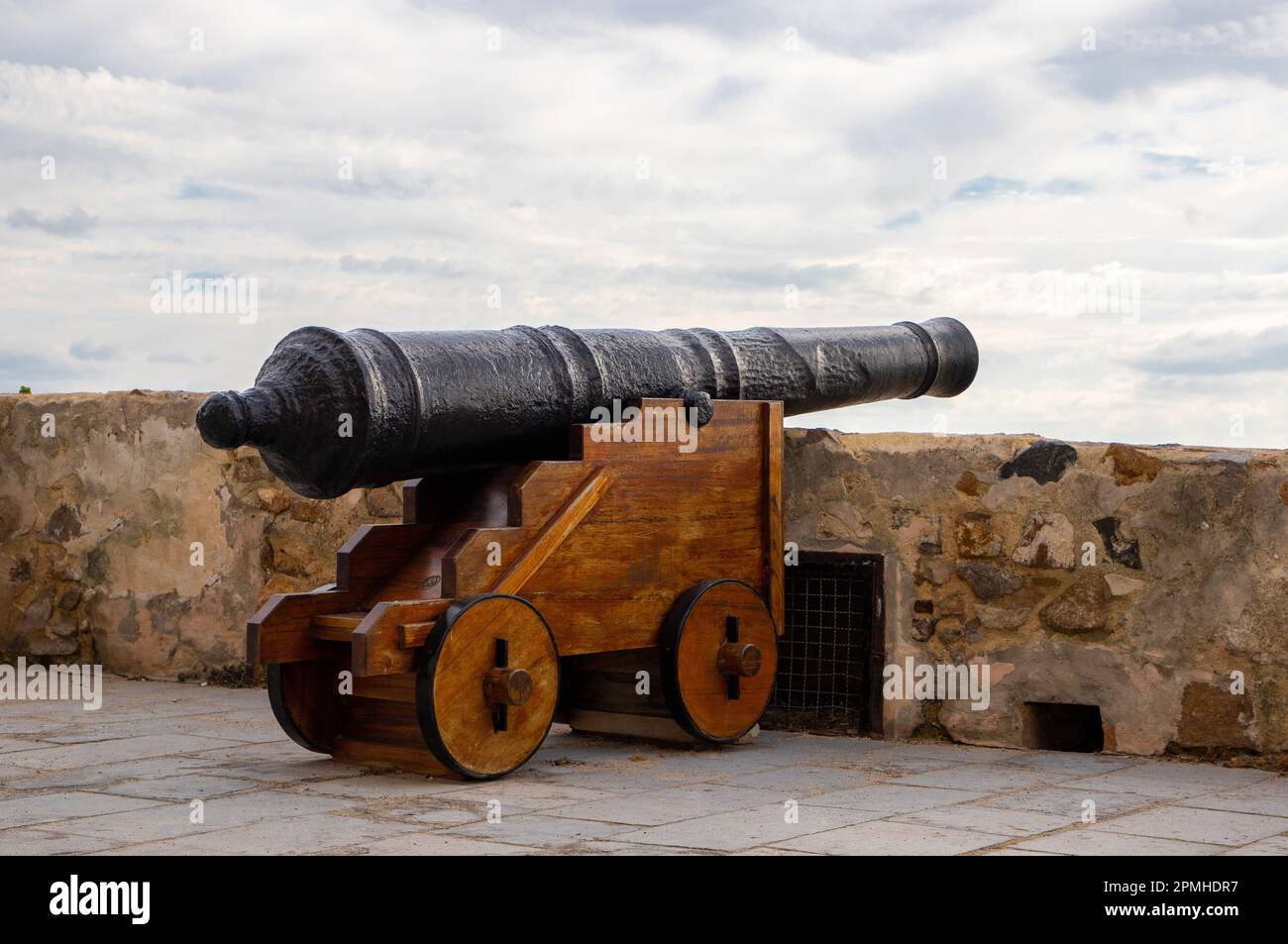 Black metal gun hi-res stock photography and images - Alamy