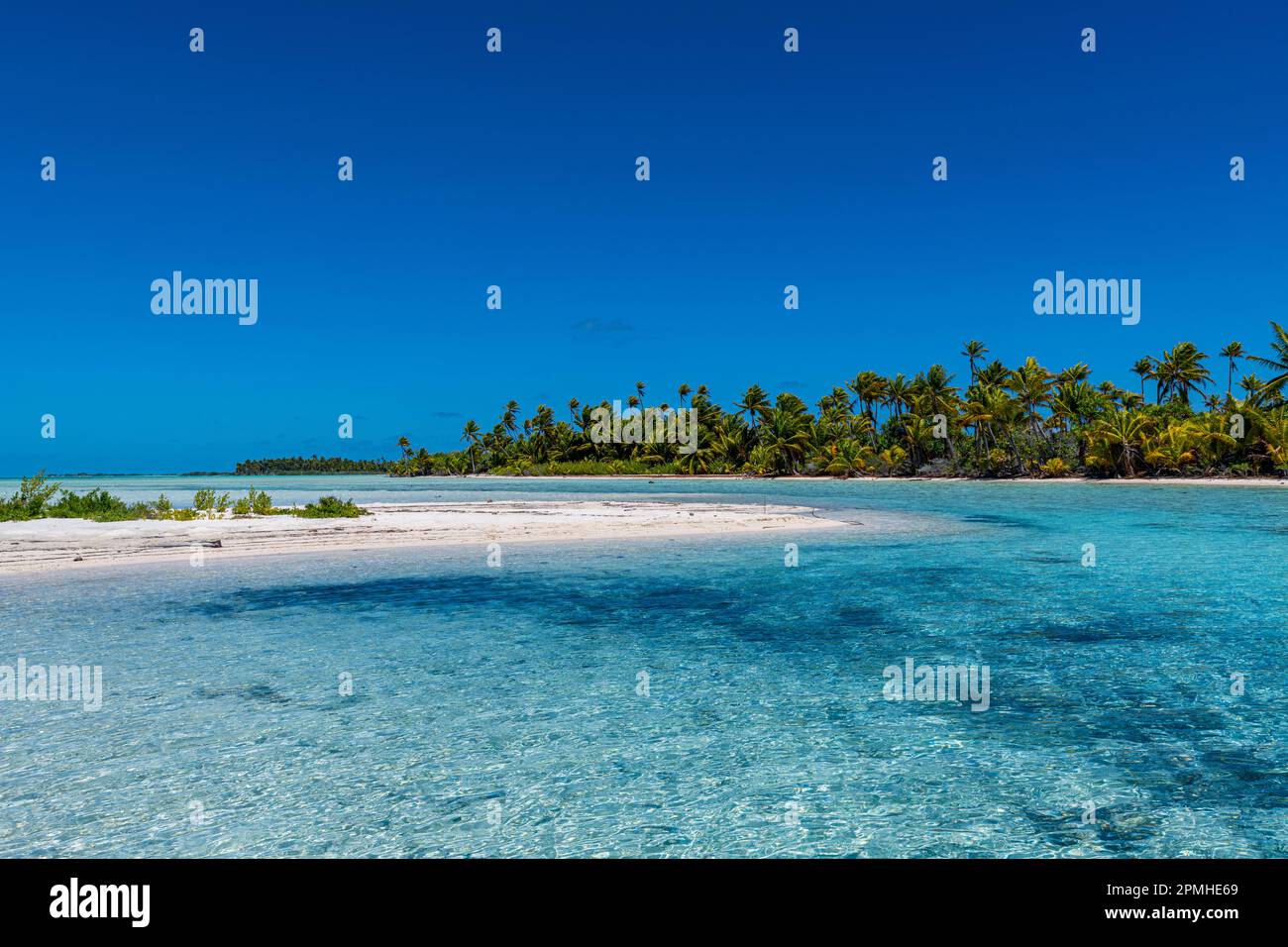 Blue lagoon, Fakarava, Tuamotu archipelago, French Polynesia, South ...
