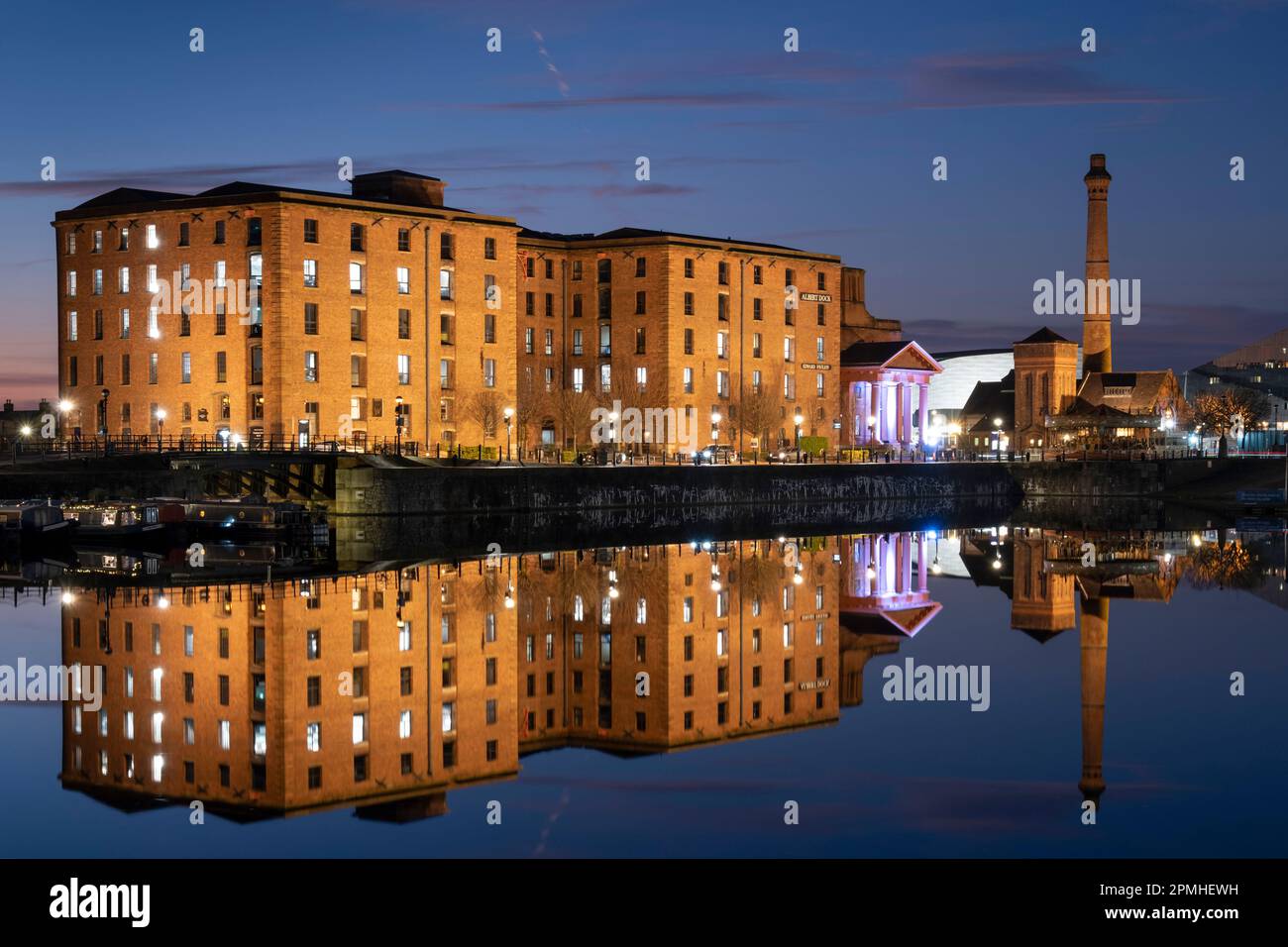 The Albert Dock and Pumphouse reflected in Salthouse Dock at night ...
