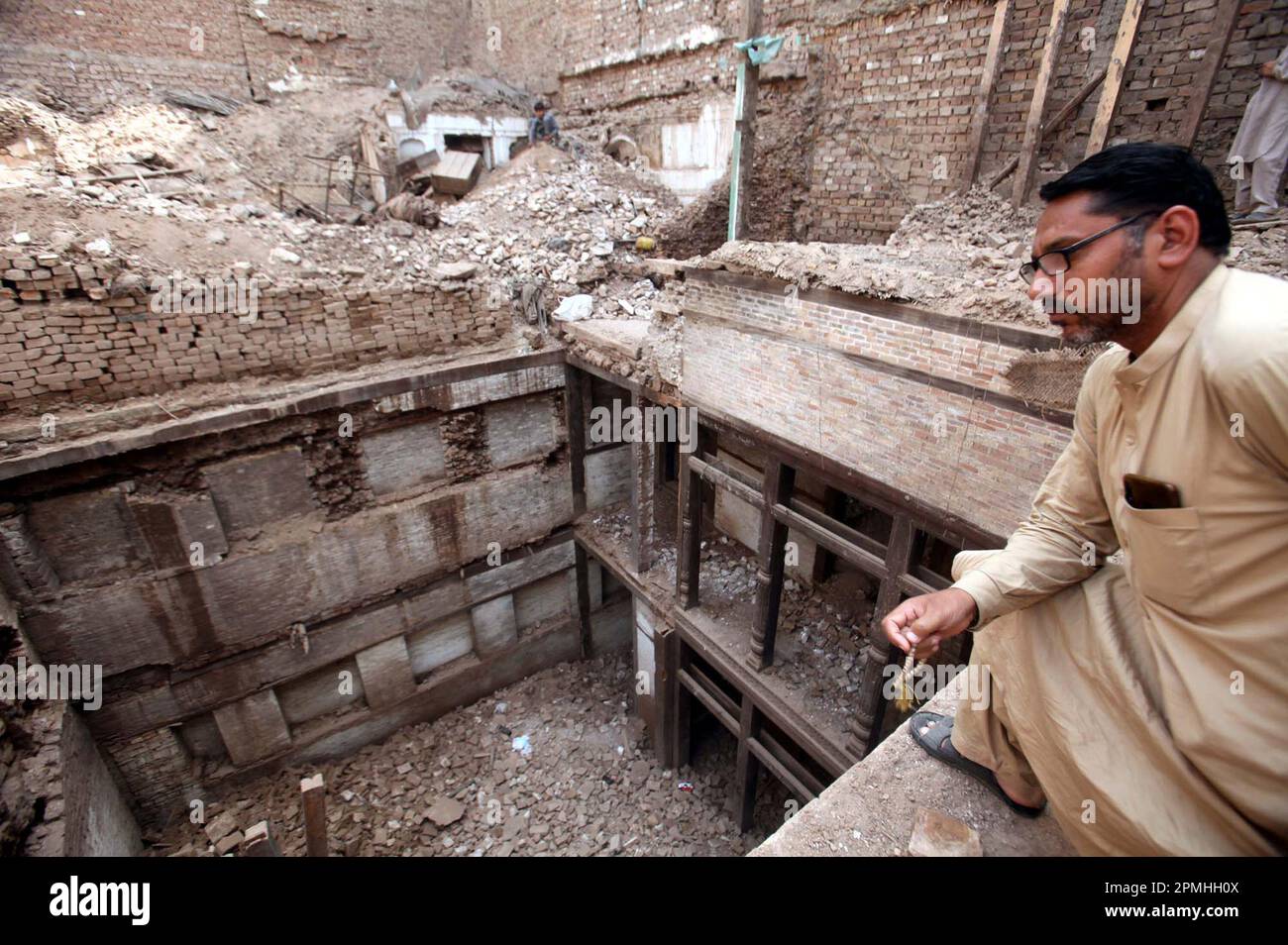 Two storey gate hi-res stock photography and images - Alamy