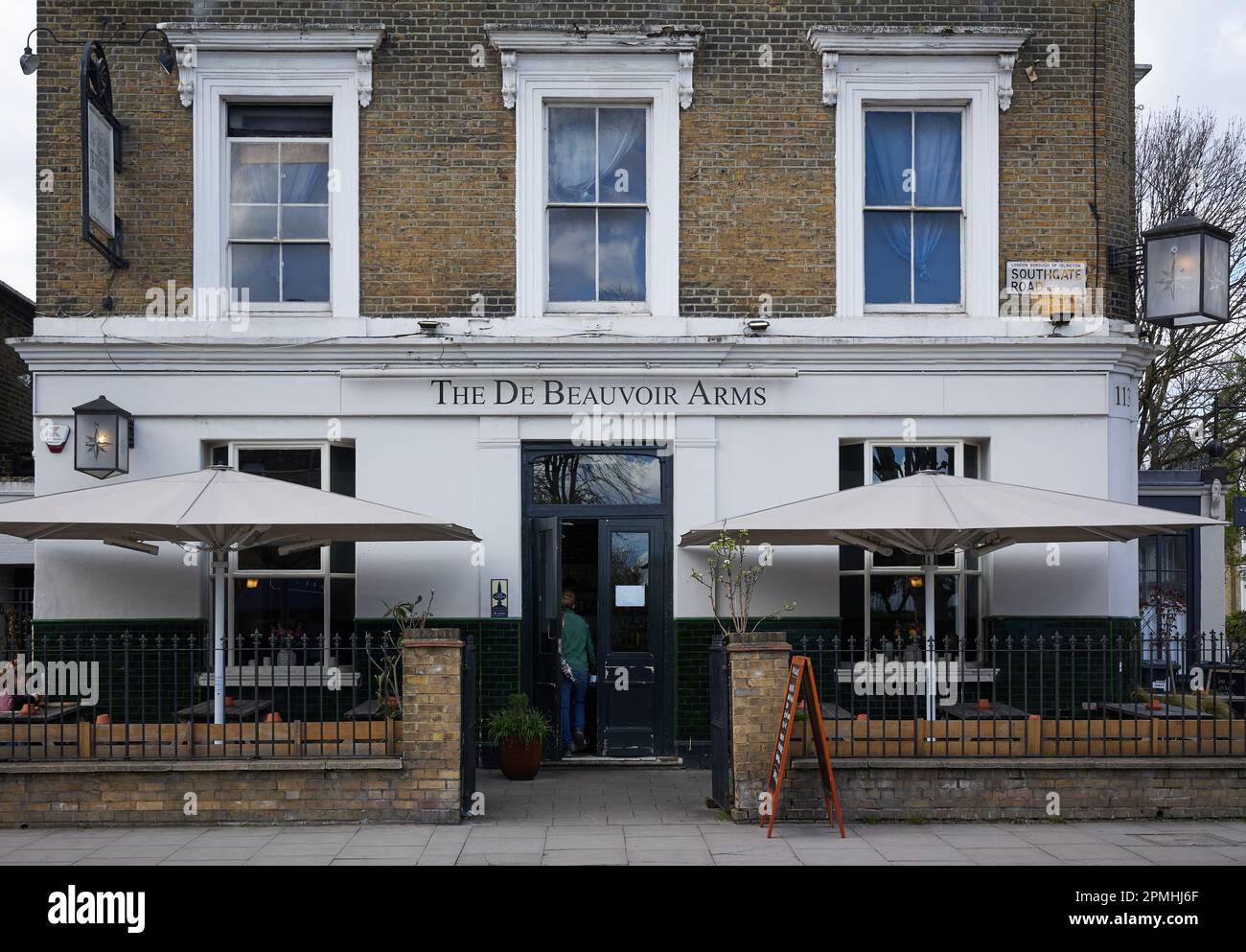 The De Beauvoir Arms public house, Islington, north London, England ...