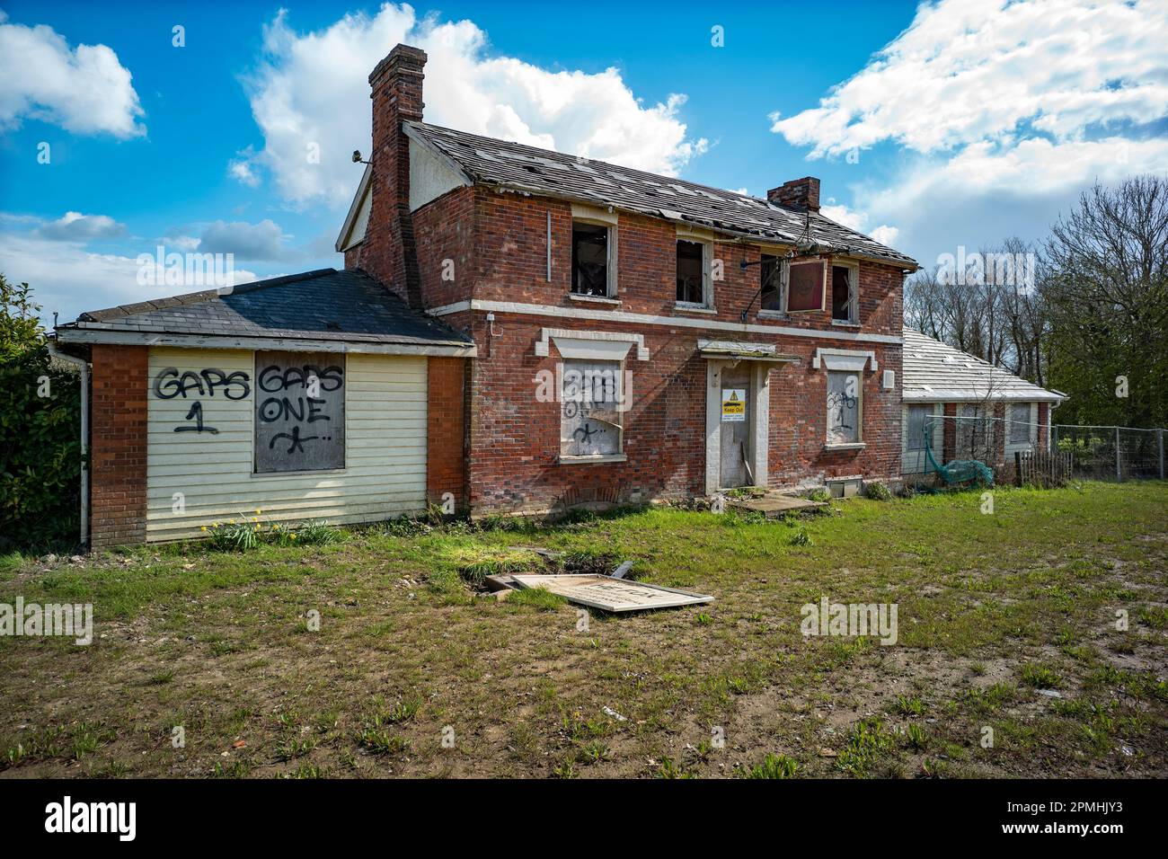Run down pub hi-res stock photography and images - Alamy