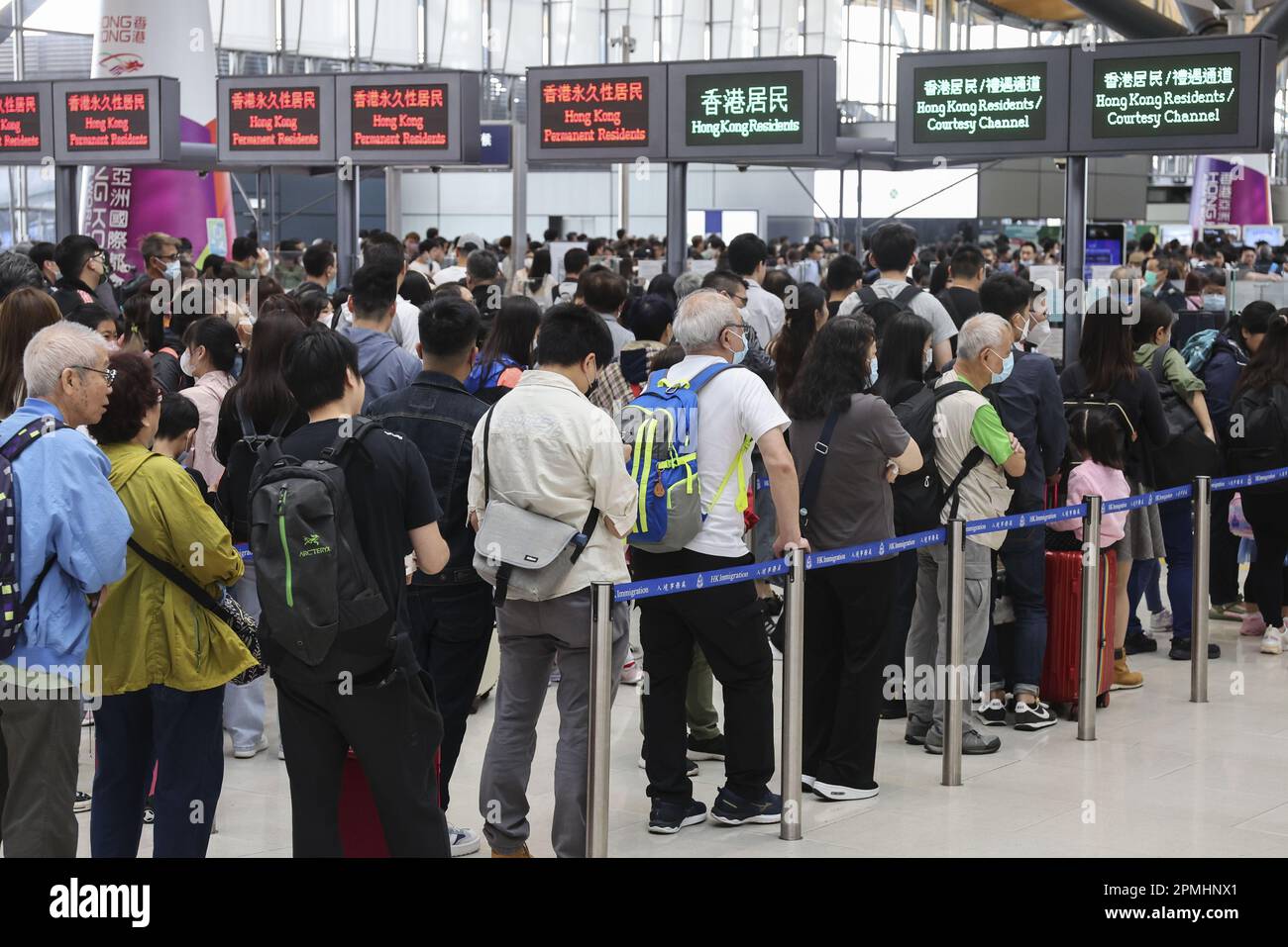 People queue up to cross the border at Hong Kong-Zhuhai-Macao Bridge ...