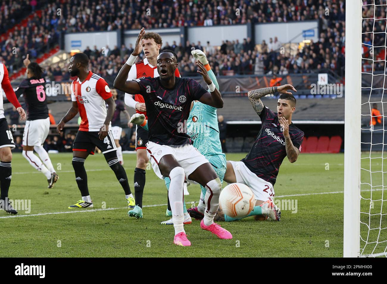 ROTTERDAM - (lr) Tammy Abraham of AS Roma, Mats Wieffer of Feyenoord ...