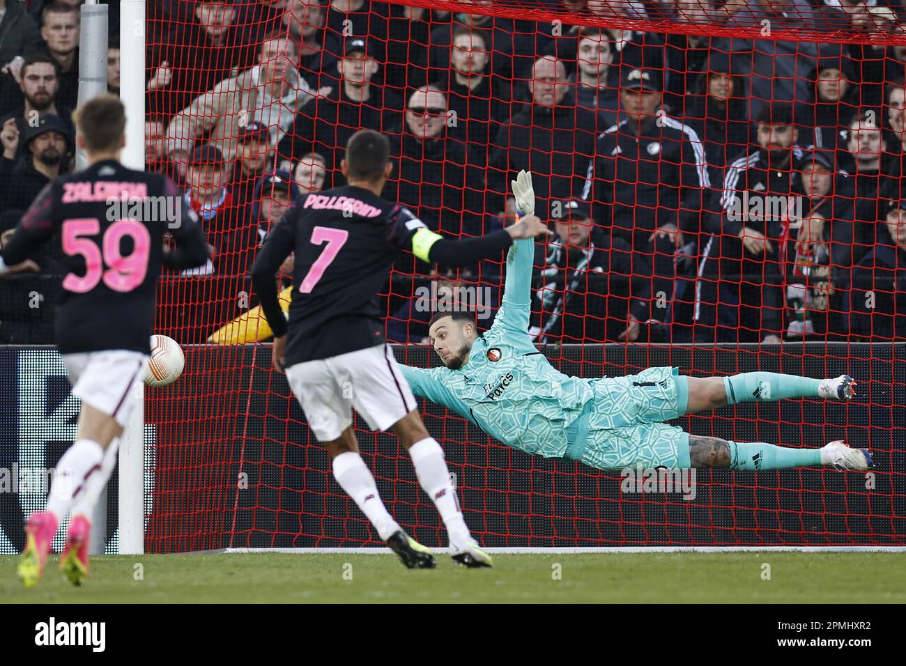 ROTTERDAM - (LR) Lorenzo Pellegrini of AS Roma shoots a penalty on the ...