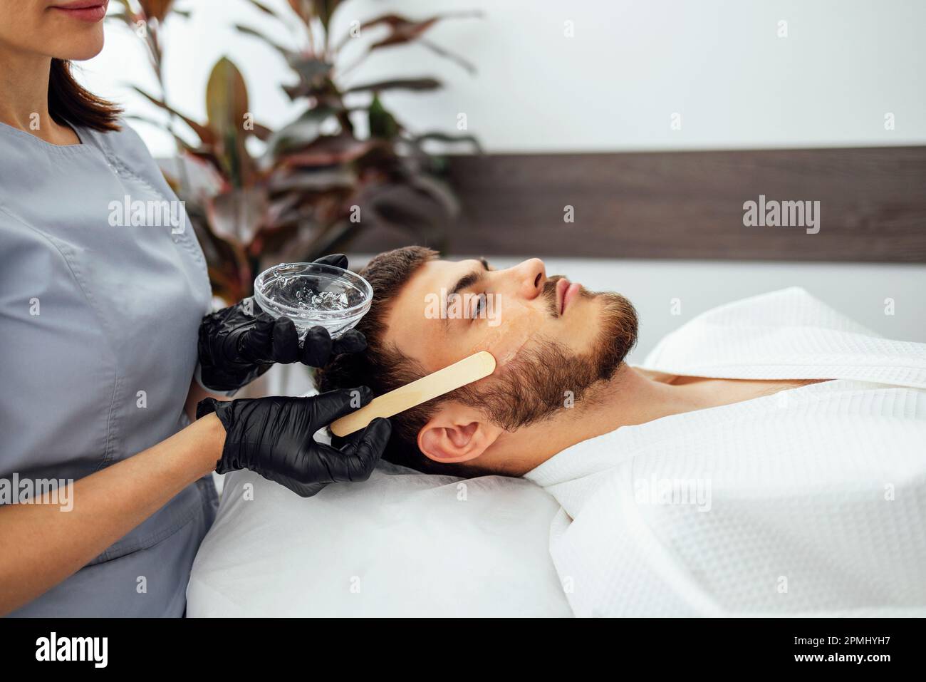 Beauty salon beautician applies cooling gel to clients skin. Preparing ...