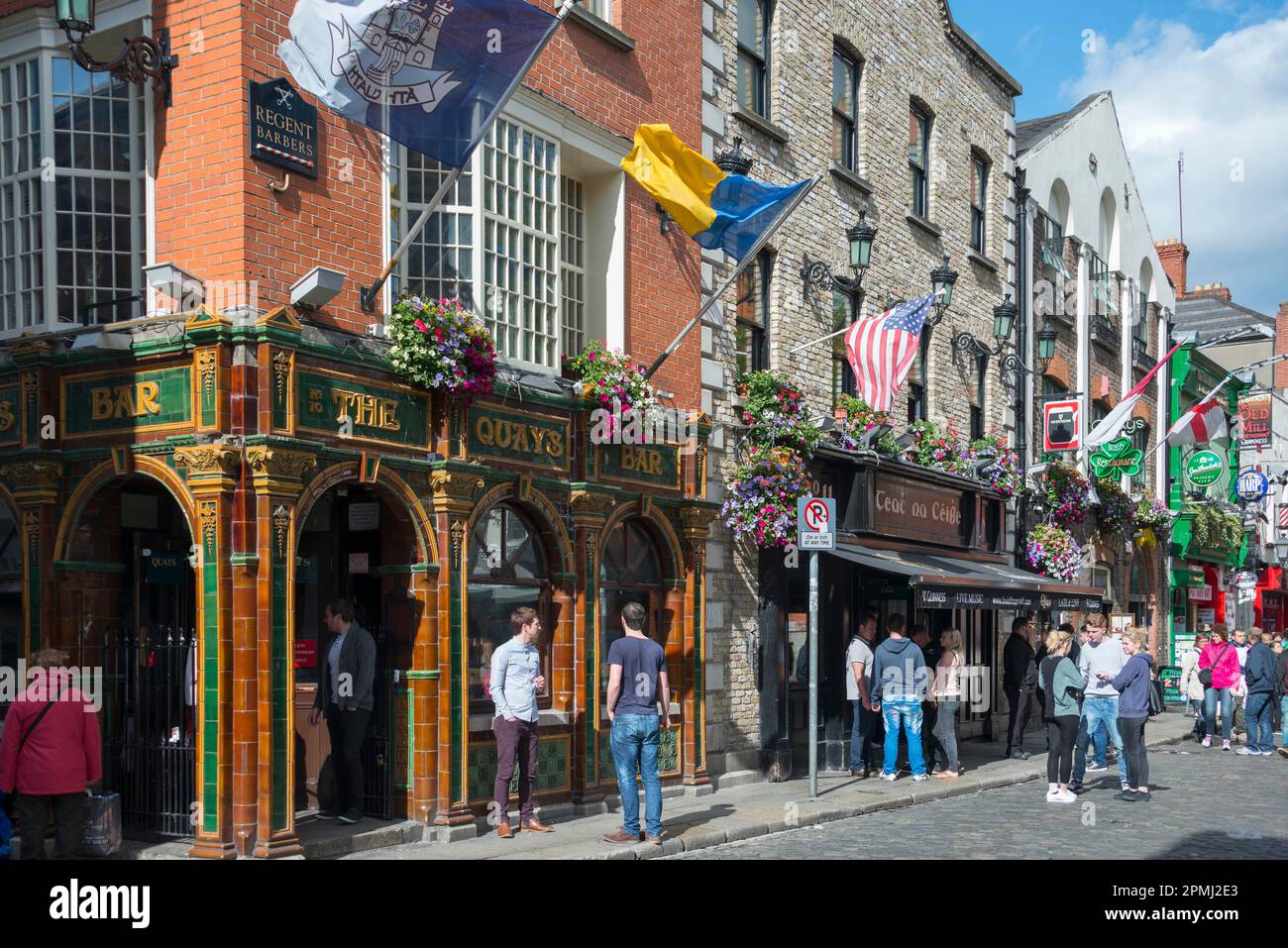 The Quays Bar, Temple Bar, Dublin, County Dublin, Ireland Stock Photo ...